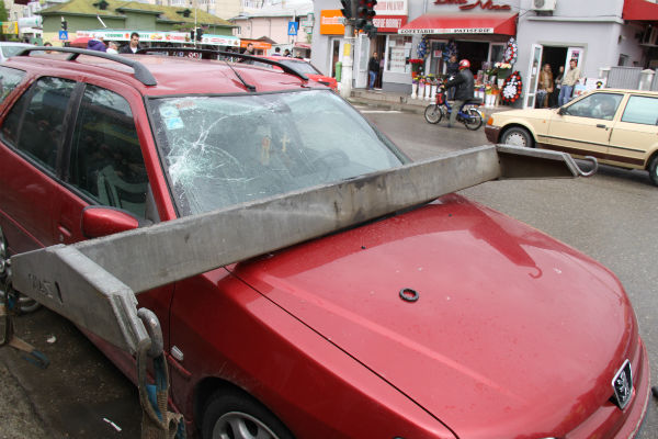 Caz fără precedent: Braţul unei autospeciale de ridicat maşini s-a ...