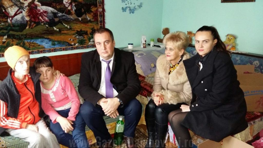 Angajaţii AJPIS Dâmboviţa au donat pentru a ajuta trei familii cu ...