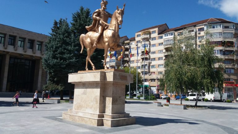 TÂRGOVIȘTE: Statuia din bronz a lui Mihai Viteazul, vopsită precum leul ...