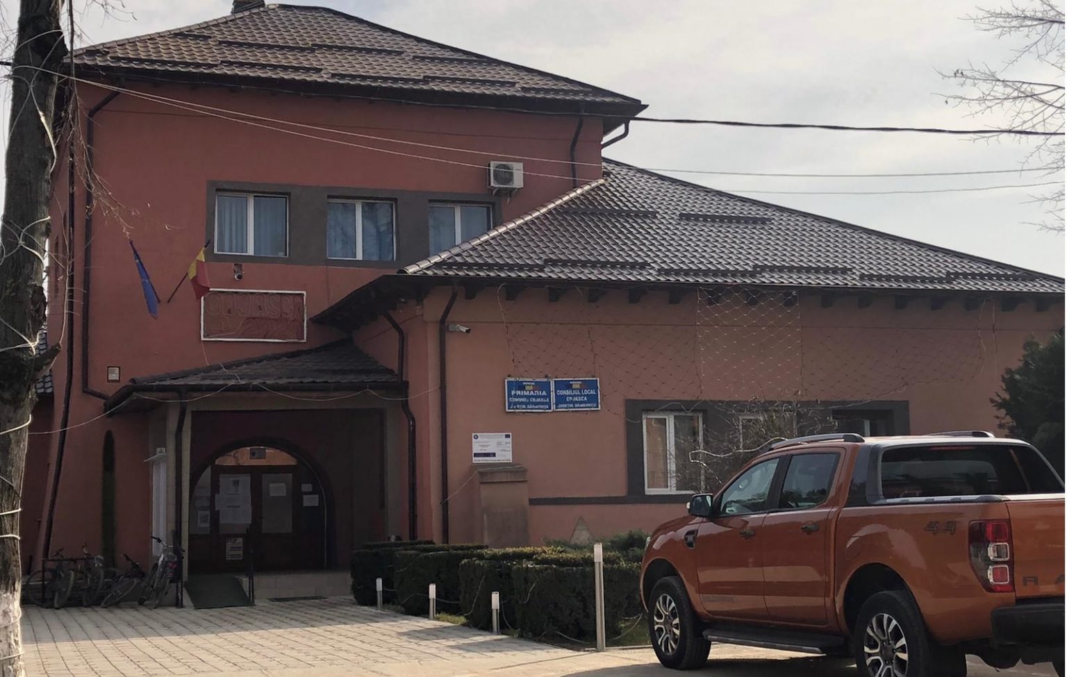 Percheziții la primăria din Cojasca! Vize de reședință, emise în fals