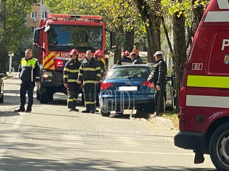TÂRGOVIȘTE: O șoferiță a intrat cu mașina într-un copac, pe strada 9 Mai